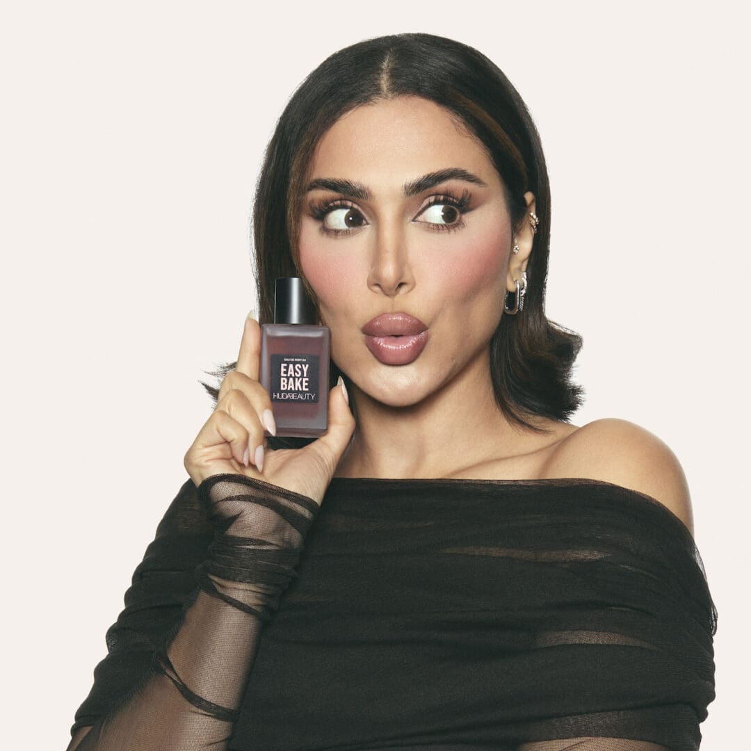Easy Bake, la poudre libre culte d’Huda Beauty se décline en parfum ...